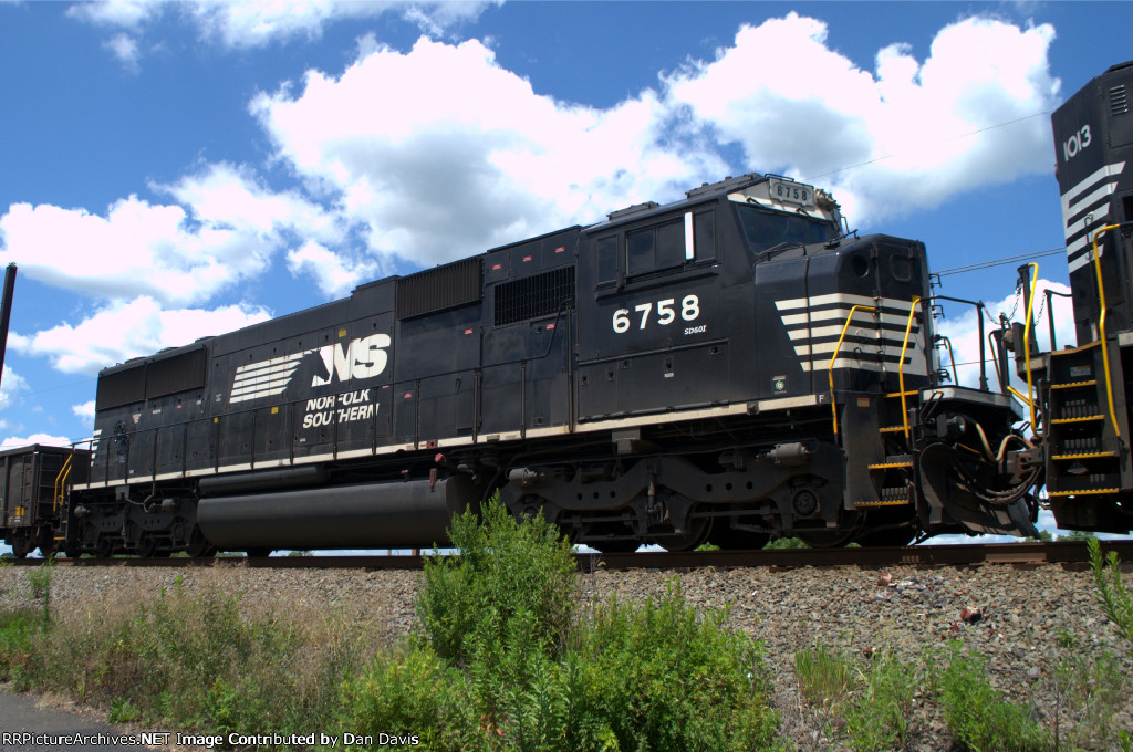 NS SD60I 6758 trails on 61Z